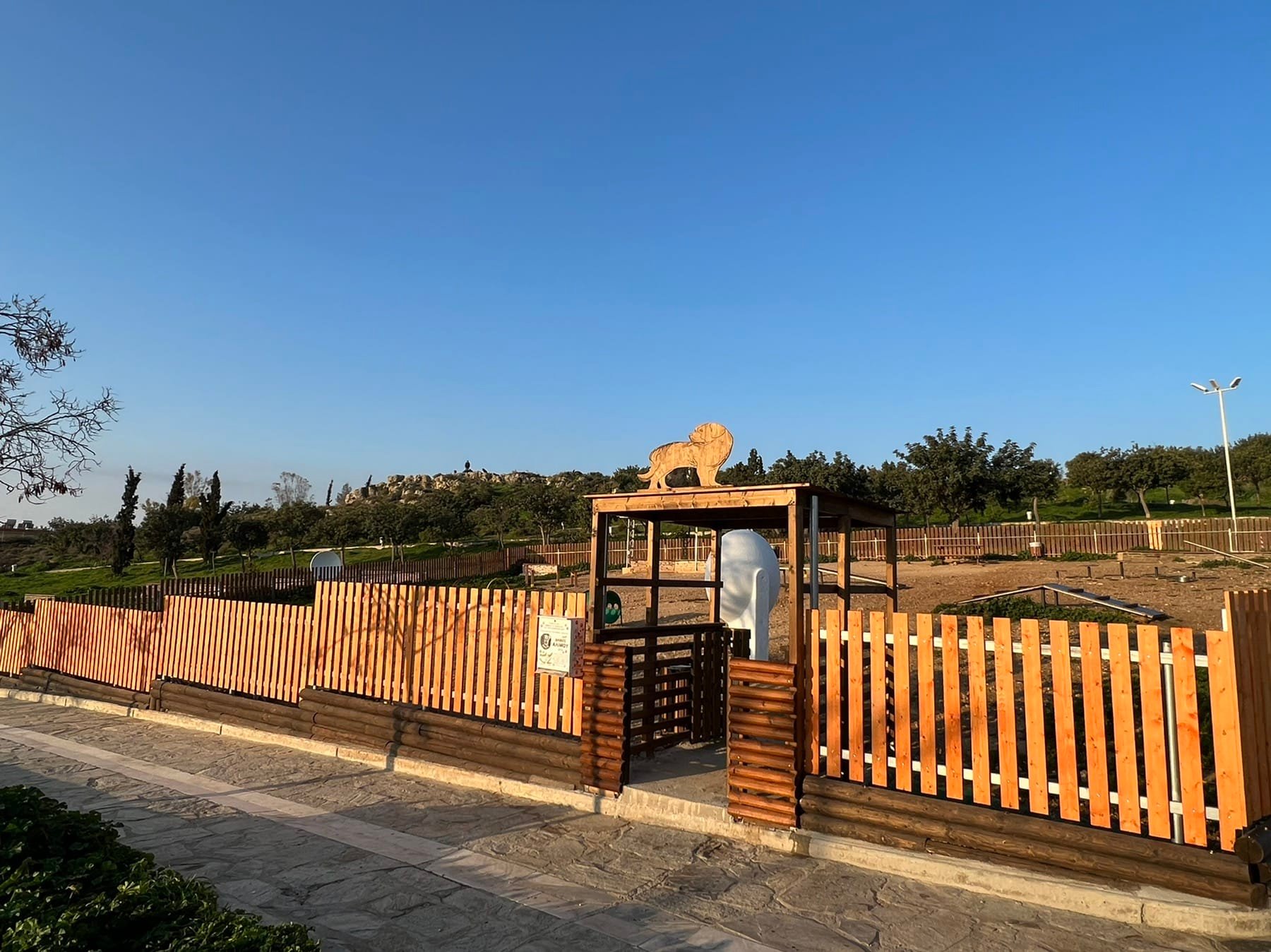 Δήμος Αλίμου: Αναβαθμίστηκε το πάρκο σκύλων στον λόφο Πανί - ΝΟΤΙΑ ...