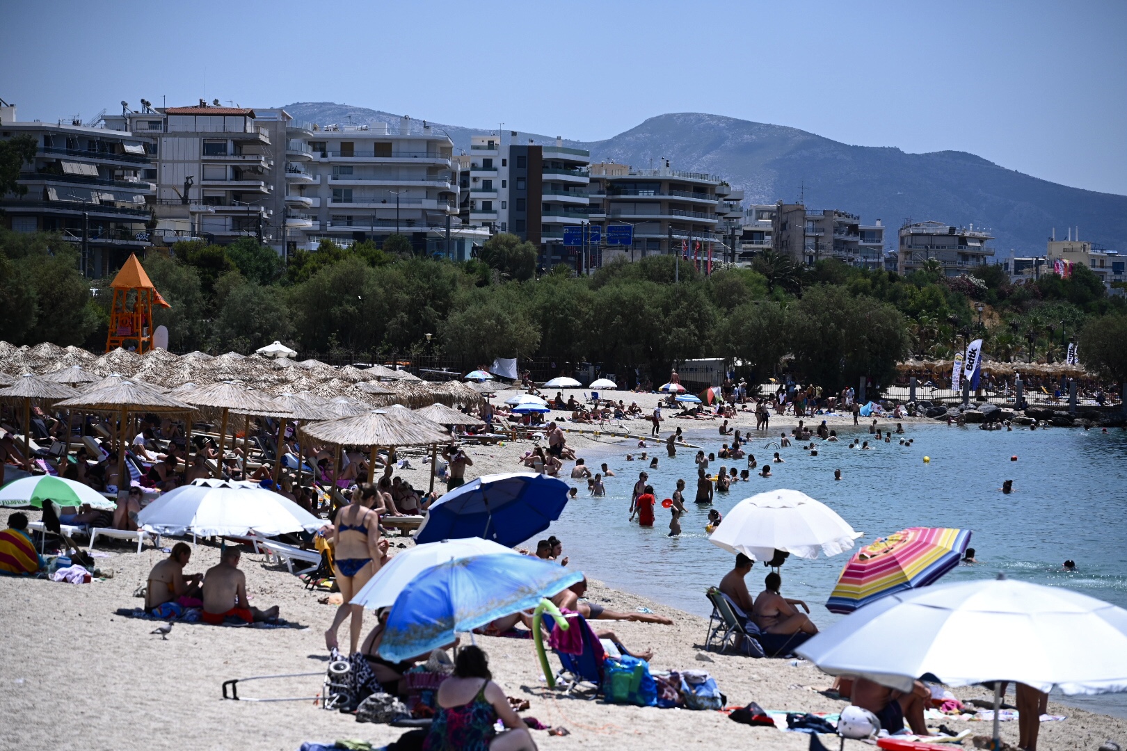 Γέμισαν με κόσμο το Σάββατο οι παραλίες των νοτίων προαστίων [ΕΙΚΟΝΕΣ ...