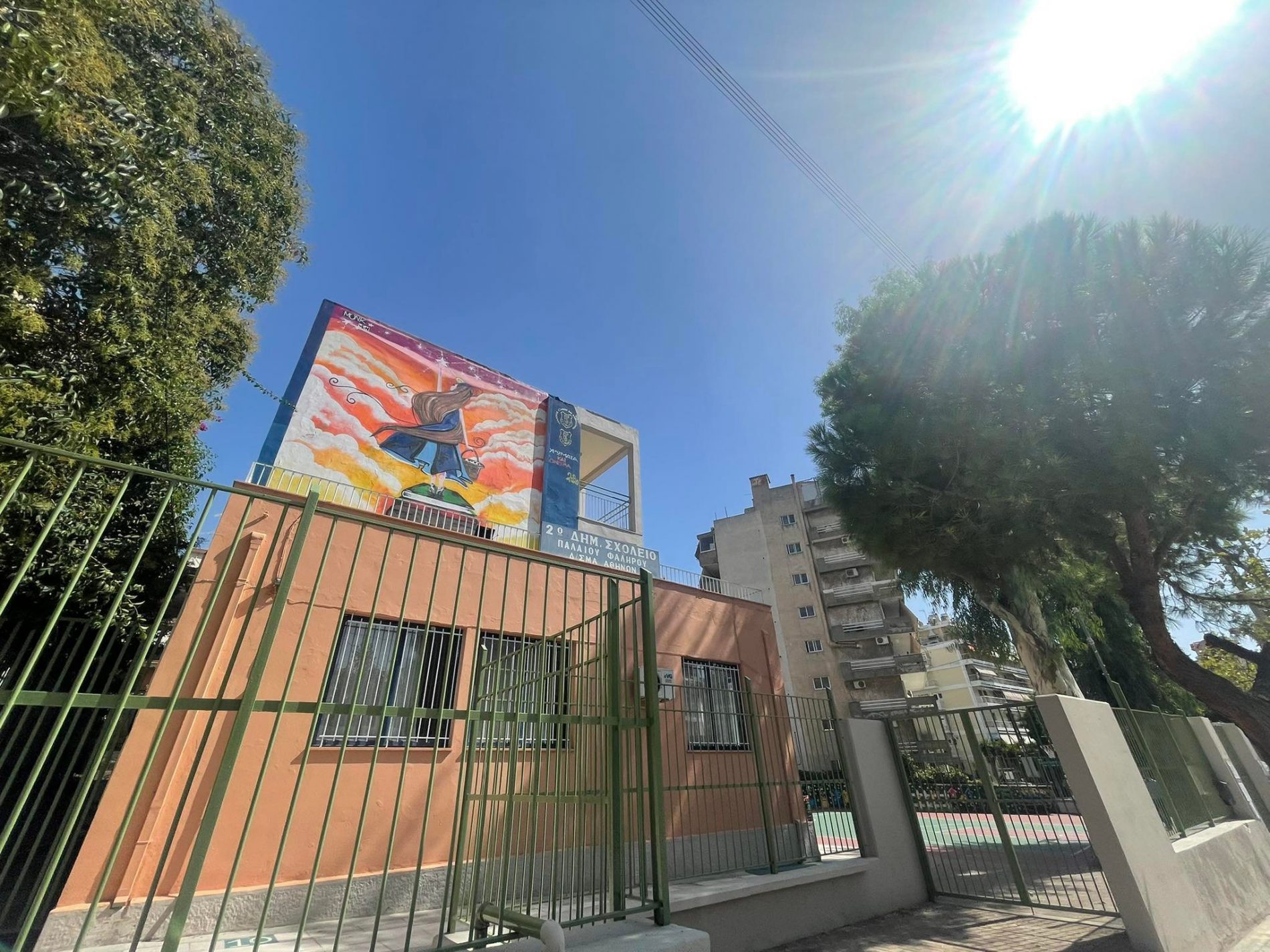 Παλαιό Φάληρο: Εξωτερικά ανακαινισμένο και με νέο γήπεδο μπάσκετ ...