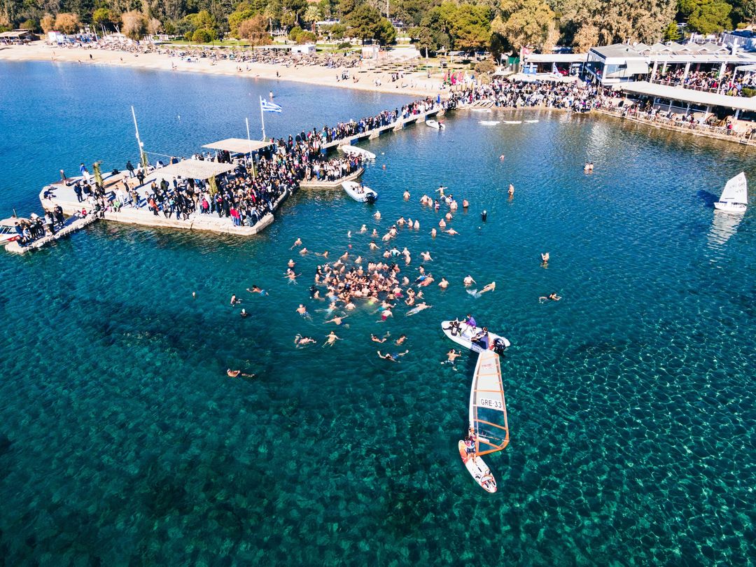 Θεοφάνεια: Οι εικόνες από τον εορτασμό τους στα νότια προάστια - ΝΟΤΙΑ ...