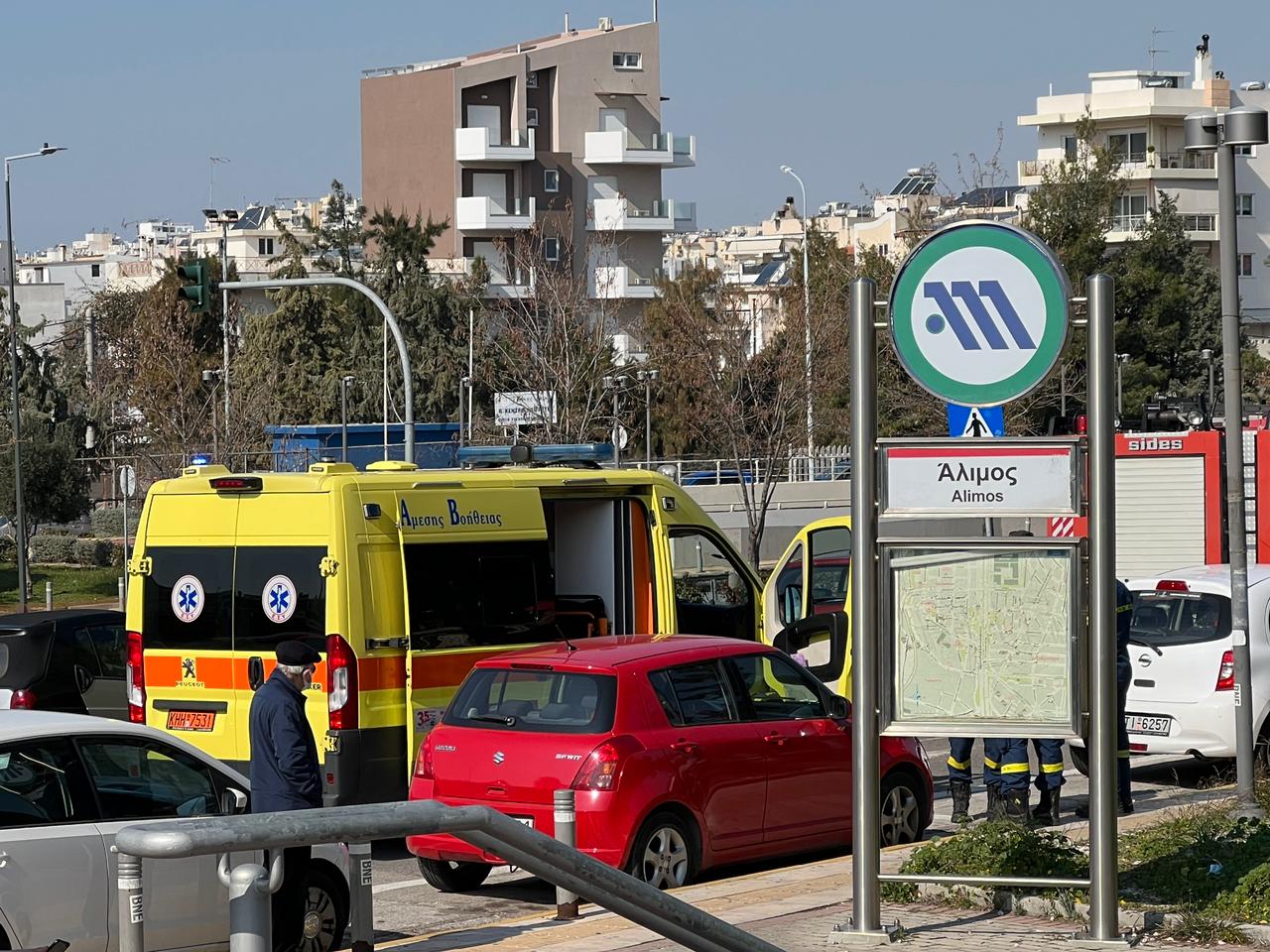 Μετρό Άλιμος: Άνδρας ανασύρθηκε χωρίς τις αισθήσεις του από τις ράγες ...