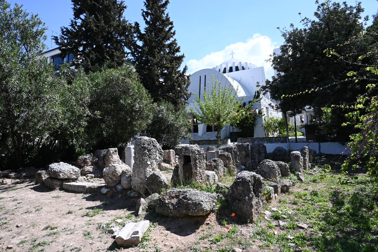 Η Ζωοδόχος Πηγή Τραχώνων, με τα ερείπια ενός αρχαίου ναού στην αυλή της ...