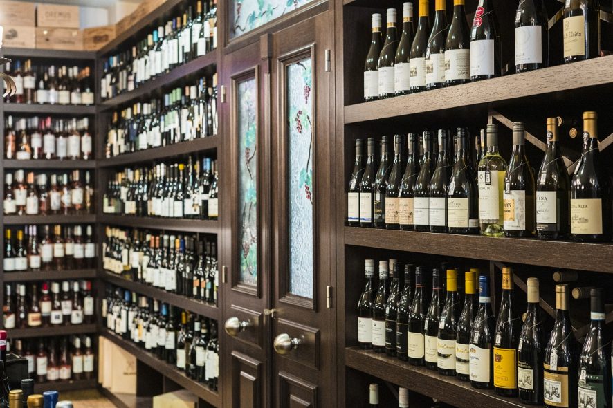Στην Κάβα Ανθίδης της Γλυφάδας για σπάνιες ετικέτες ουίσκι και premium ...