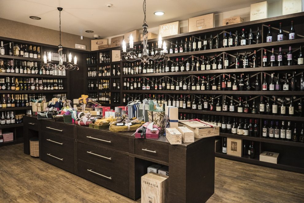 Στην Κάβα Ανθίδης της Γλυφάδας για σπάνιες ετικέτες ουίσκι και premium ...