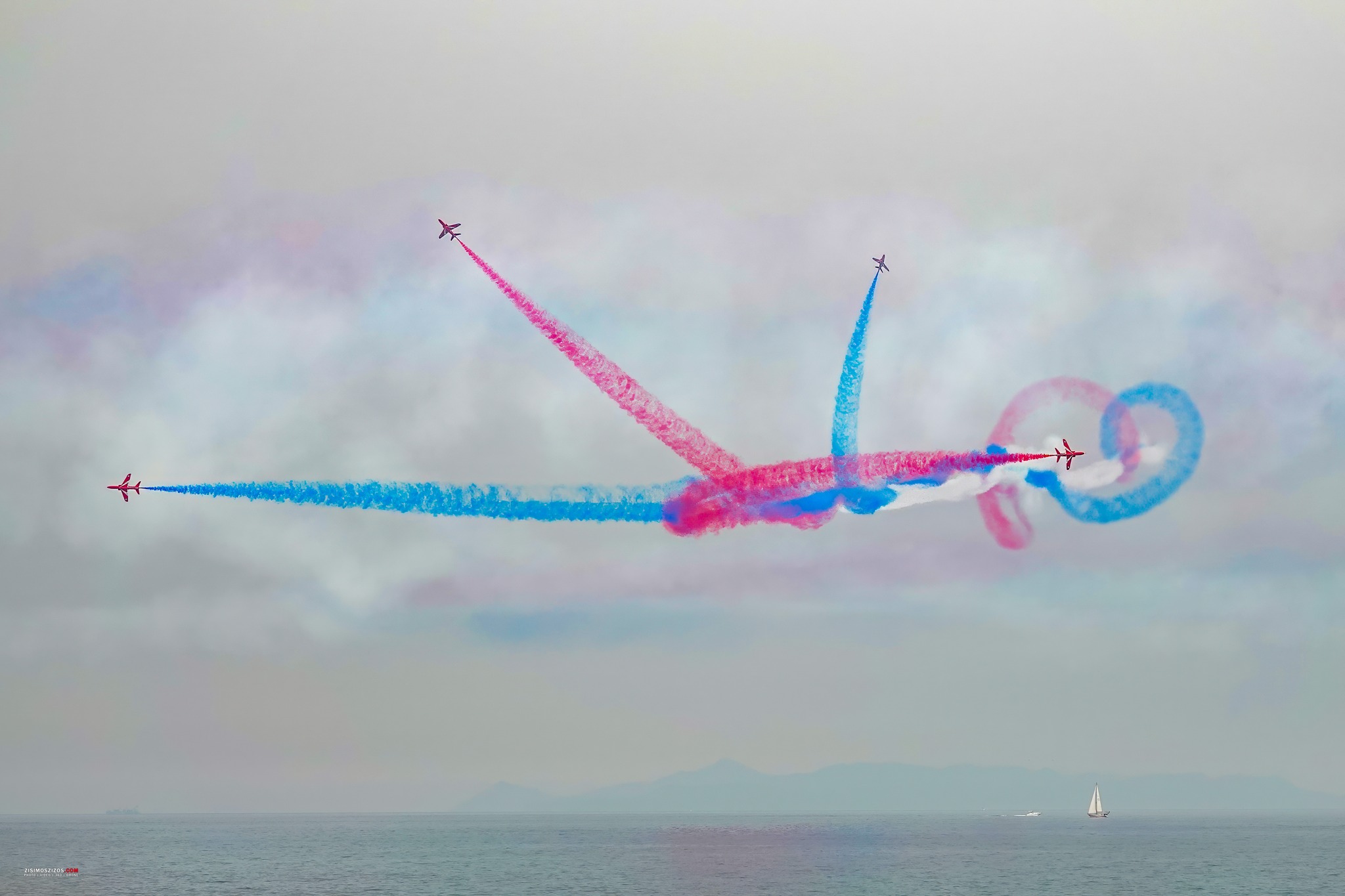 Red Arrows: Εικόνες από την αεροπορική επίδειξη στον Φλοίσβο - ΝΟΤΙΑ ...