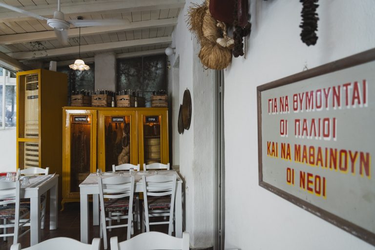 Αυτό είναι το σουβλατζίδικο με την ομορφότερη αυλή στα νότια προάστια ...