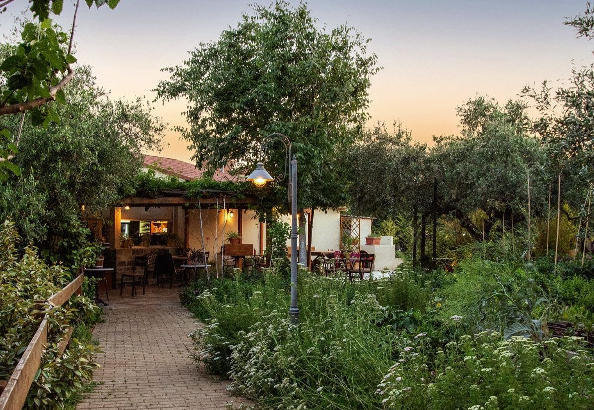 Περιβόλι στη Βάρη: Μαγευτικό brunch πλάι στα μποστάνια και τη λιμνούλα ...