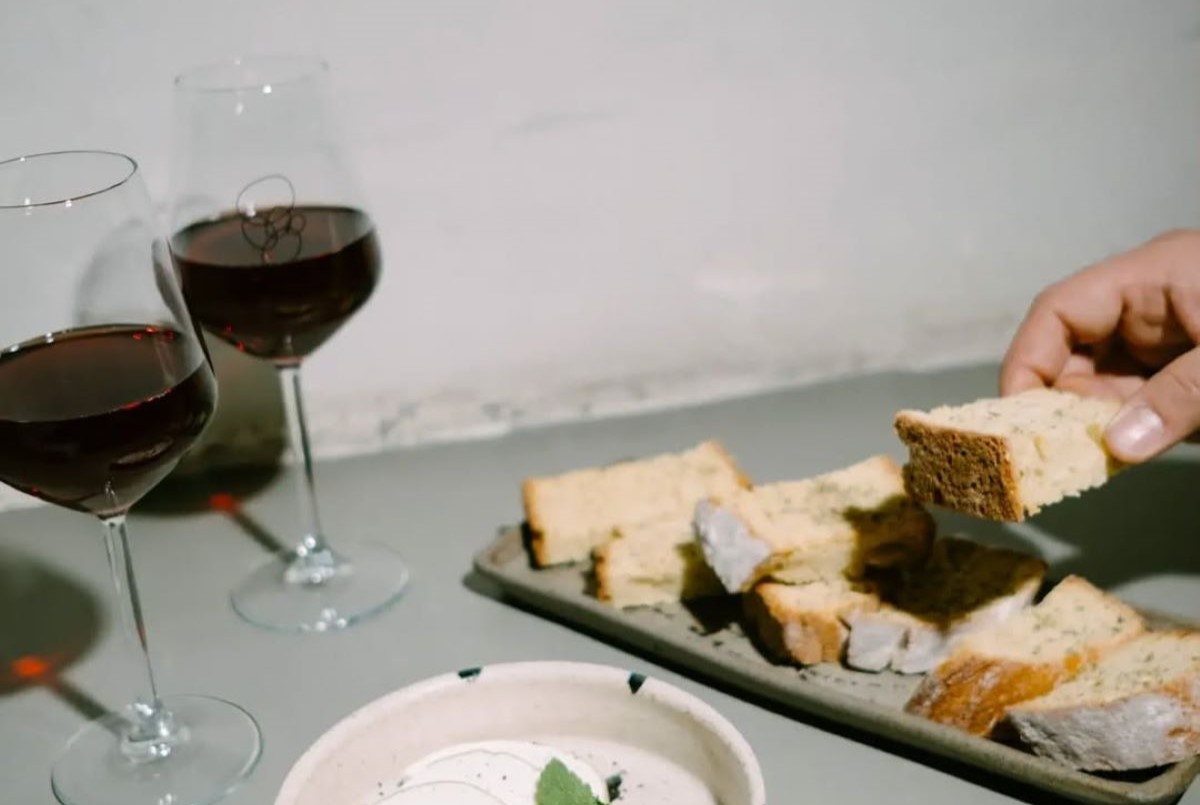 Φελλός: Το παλιό υφασματάδικο στην Αθήνα που μεταμορφώθηκε σε wine bar ...