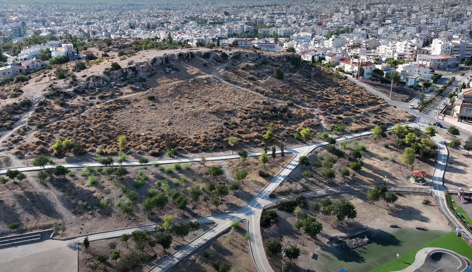 Λόφος Πανί: Πτήση με drone πάνω από τον αγαπημένο τόπο συνάντησης των ...