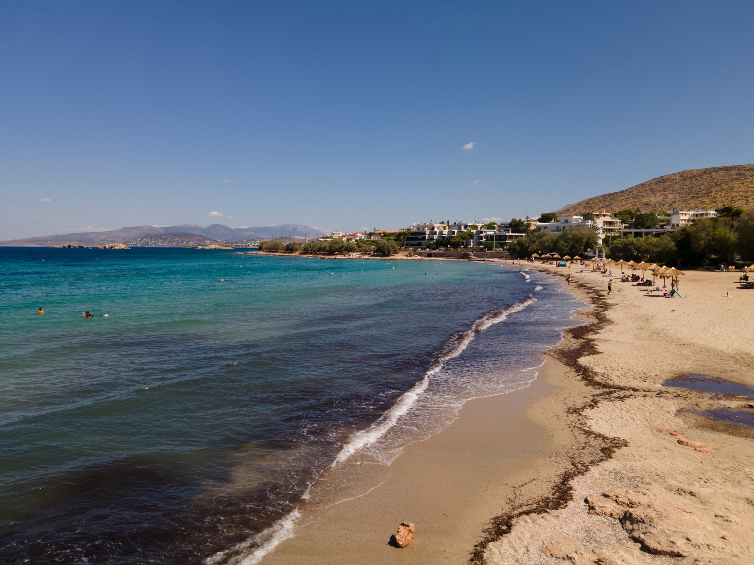 Παραλία Σαρωνίδας: Από πού πηγάζουν τα λιμνάζοντα νερά - Τι λέει ο ...