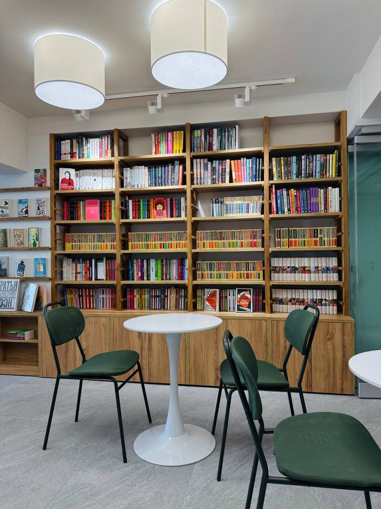 TEO Books & Coffee: Το πρώτο βιβλιοκαφέ στη Γλυφάδα μόλις άνοιξε ...