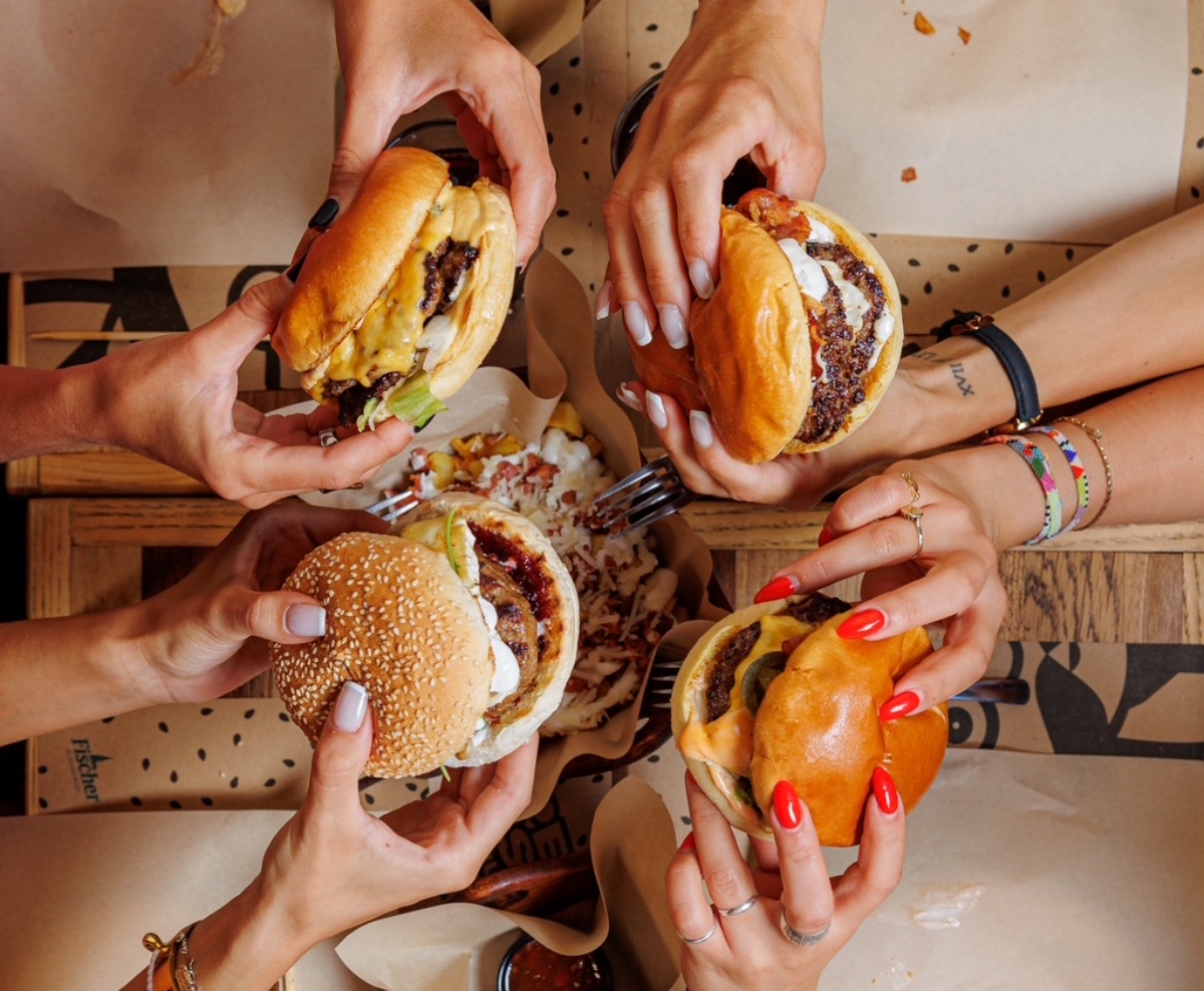 Τα καλύτερα smash burgers της Γλυφάδας: Δοκιμάσαμε και καταλήξαμε ...