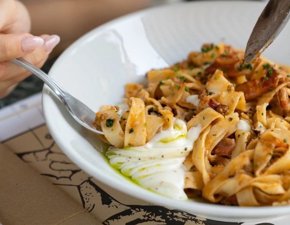 Koutsi Katsika: Μια «κατσίκα» από το Λαύριο ήρθε στην πιο street food ...